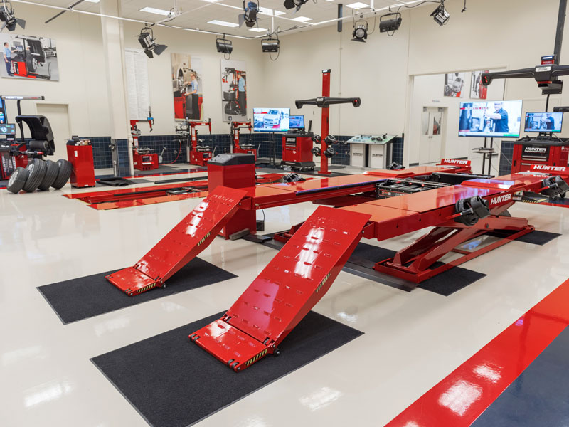 Revolution™ WalkAway™ Tire Changer | Hunter Engineering Company®