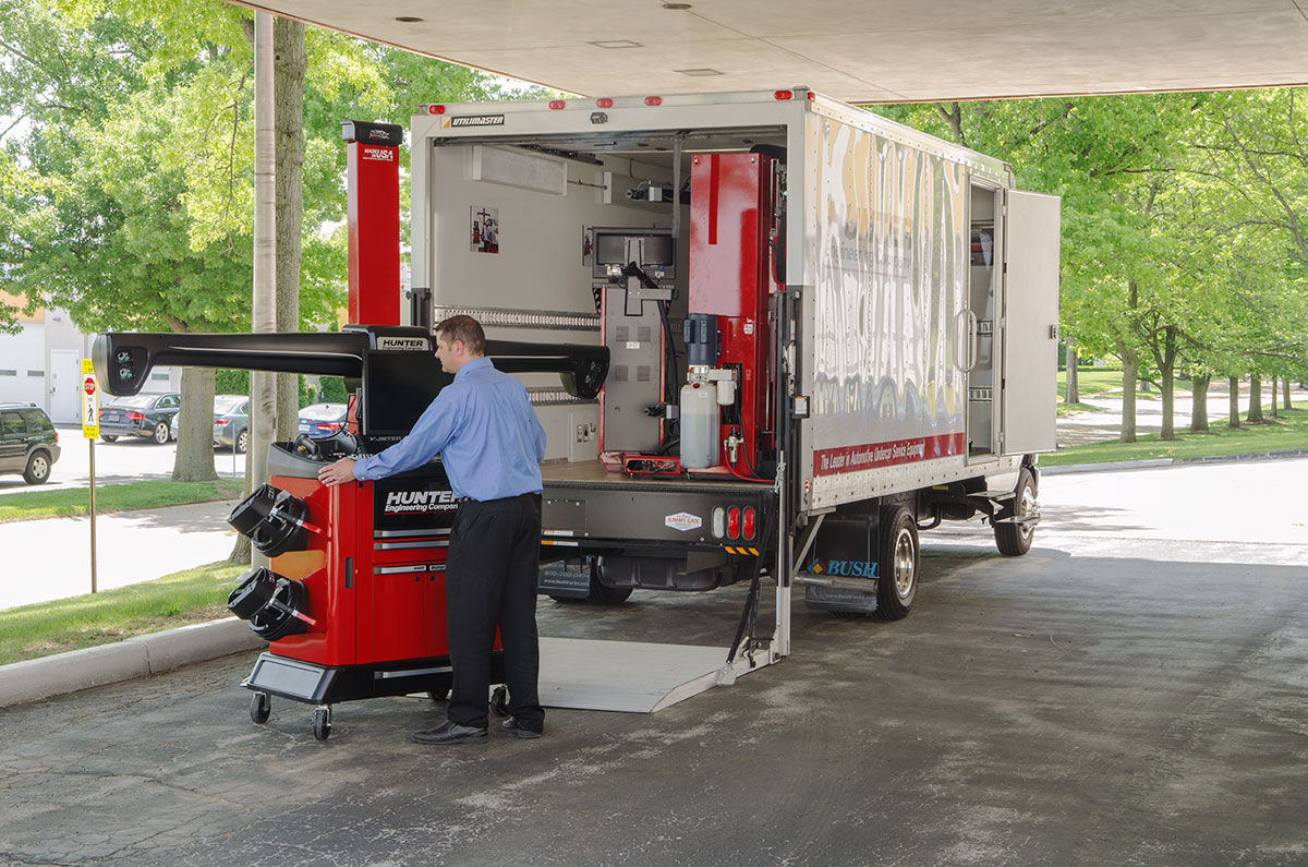 Revolution™ WalkAway™ Tire Changer | Hunter Engineering Company®