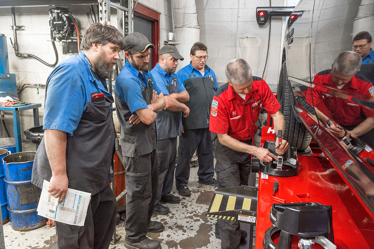Revolution™ WalkAway™ Tire Changer | Hunter Engineering Company®