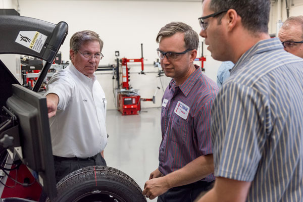 Technicians Using Hunter Equipment | Hunter Engineering Company®