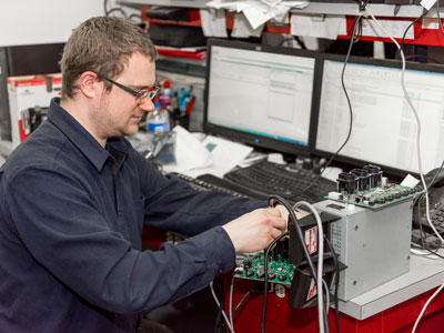 Revolution™ WalkAway™ Tire Changer | Hunter Engineering Company®