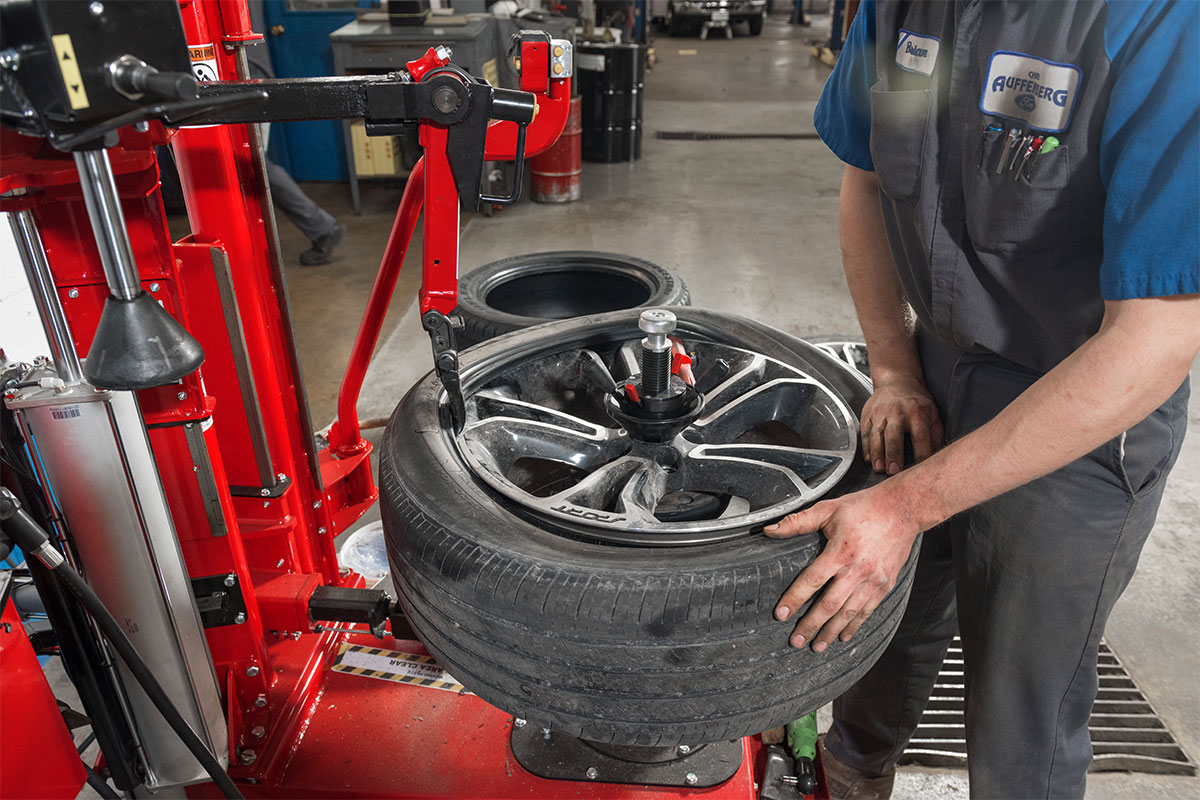 Center-Clamp Tire Changers | Hunter Engineering Company®