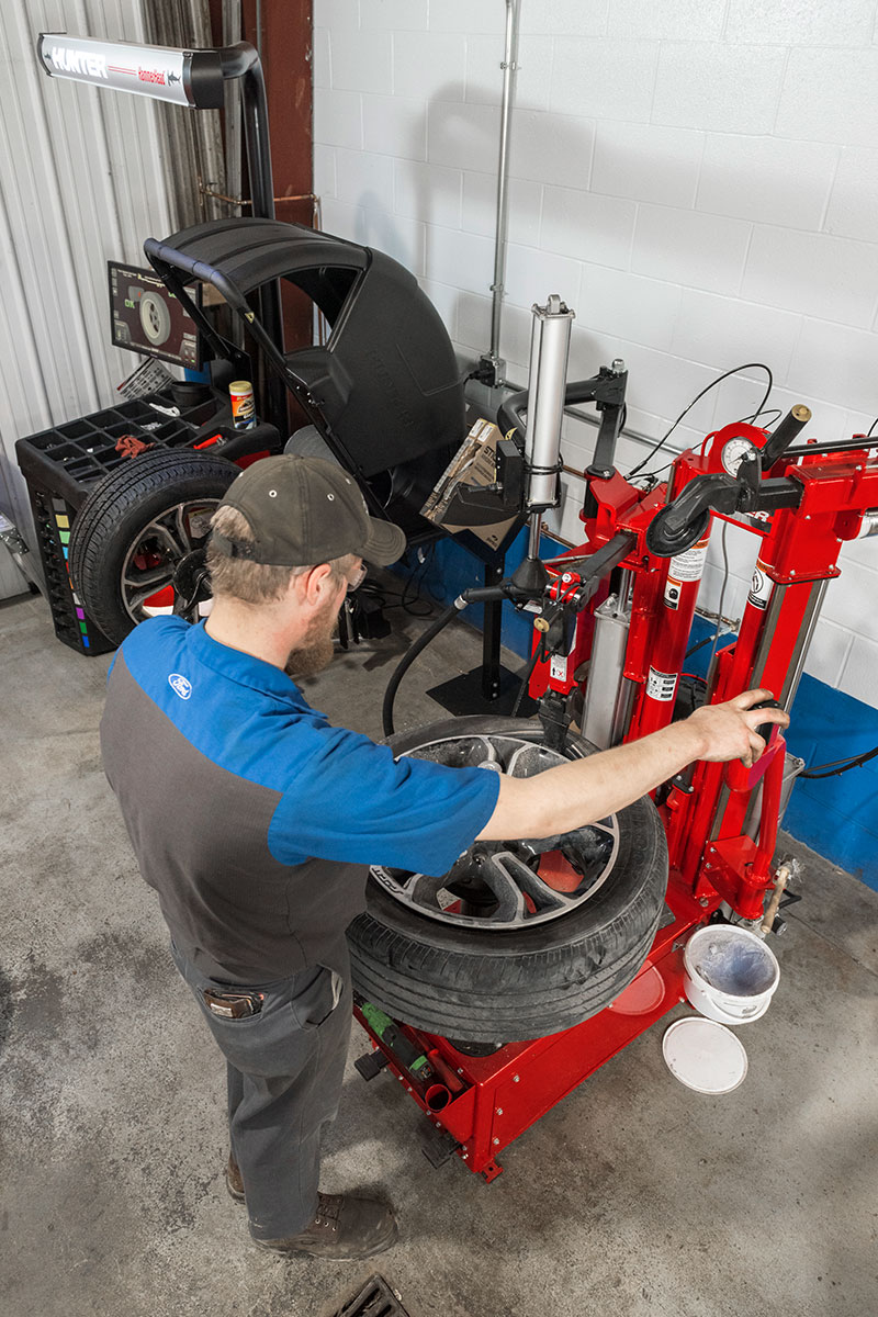 Center-Clamp Tire Changers | Hunter Engineering Company®