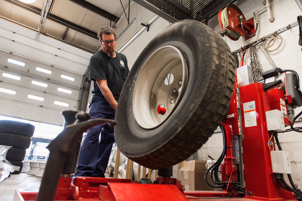 Heavy-Duty Tire Changers | Hunter Engineering Company®