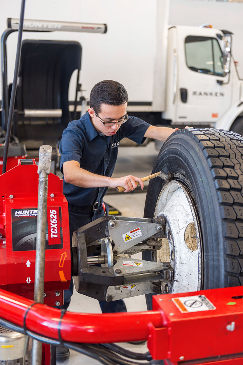 Heavy-Duty Tire Changers | Hunter Engineering Company®