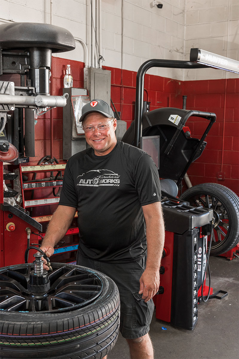 Revolution™ WalkAway™ Tire Changer | Hunter Engineering Company®