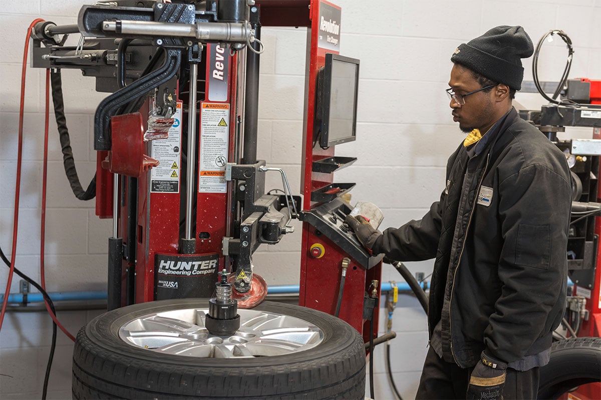 Revolution™ WalkAway™ Tire Changer | Hunter Engineering Company®